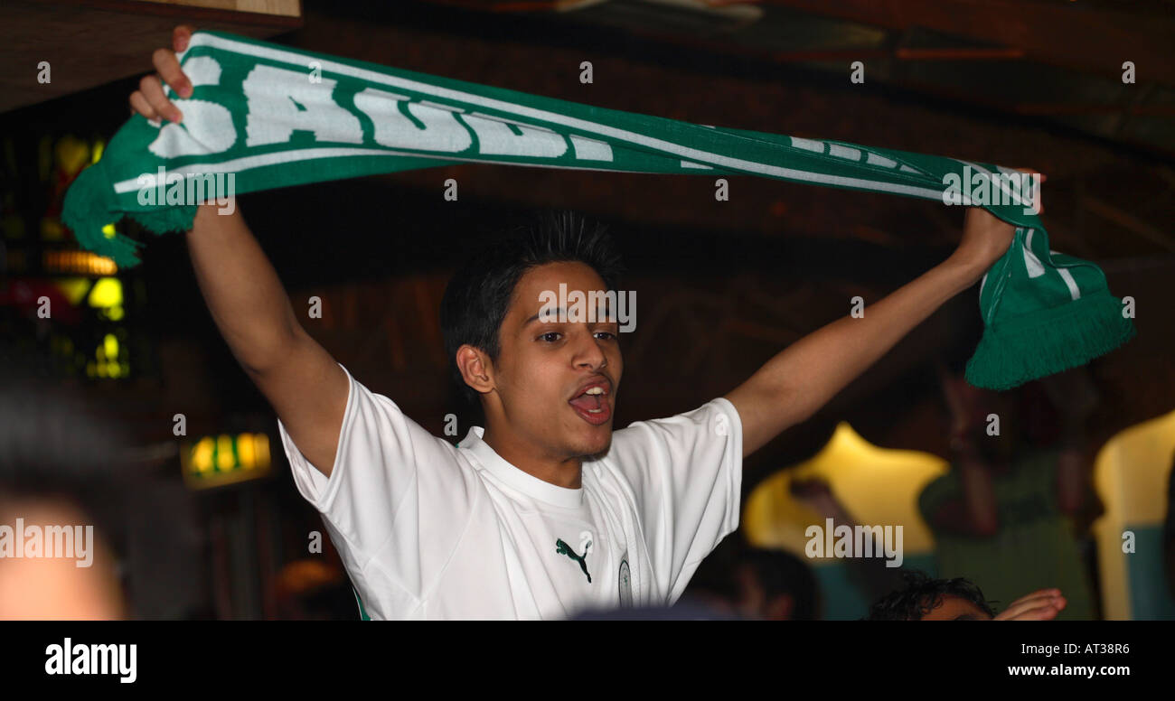Saudi arabian football fans saudi hi-res stock photography and images ...
