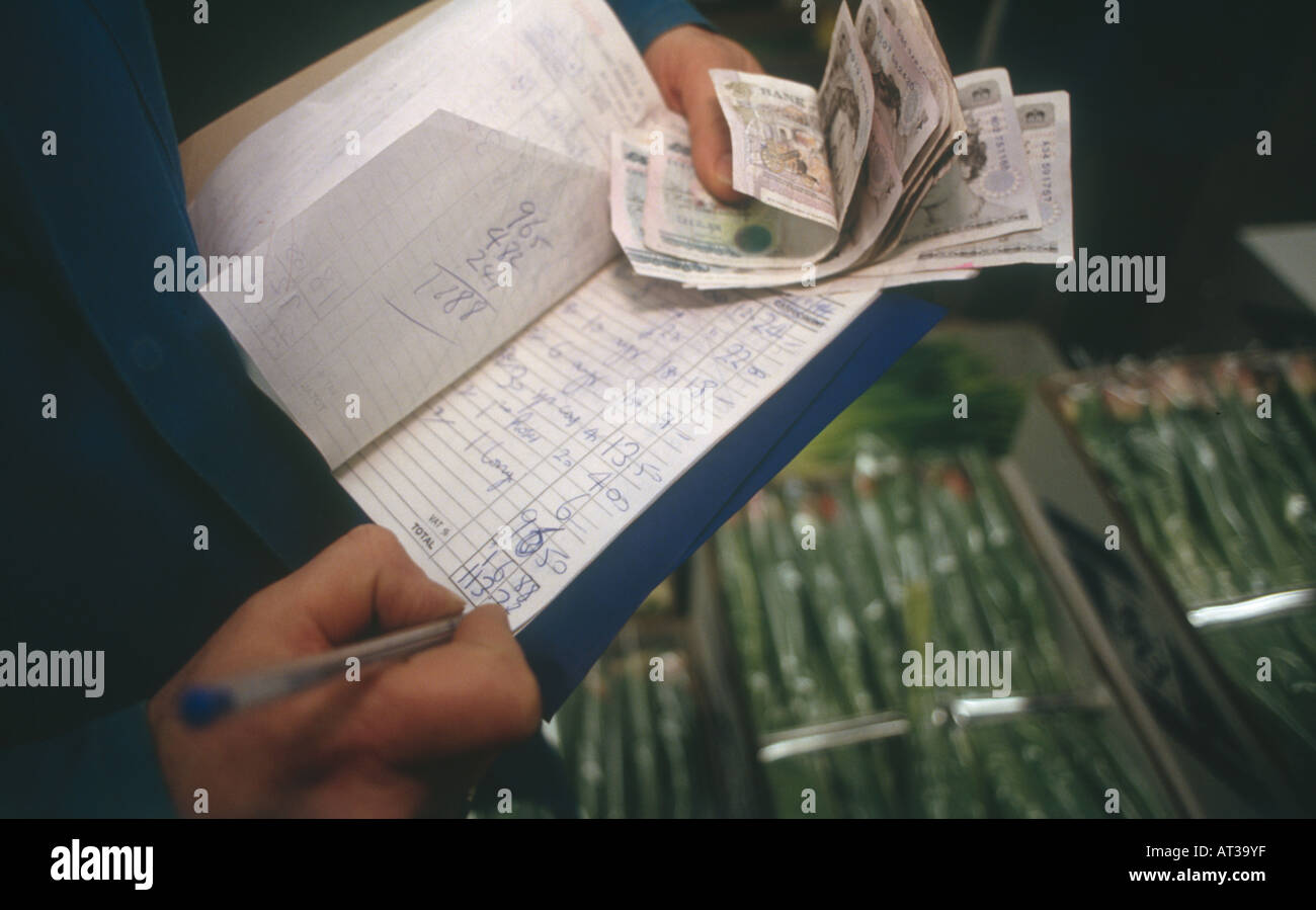 Money changing hands uk hi-res stock photography and images - Alamy