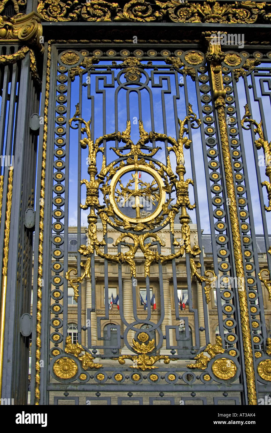 Palais de justice paris gates hi-res stock photography and images - Alamy