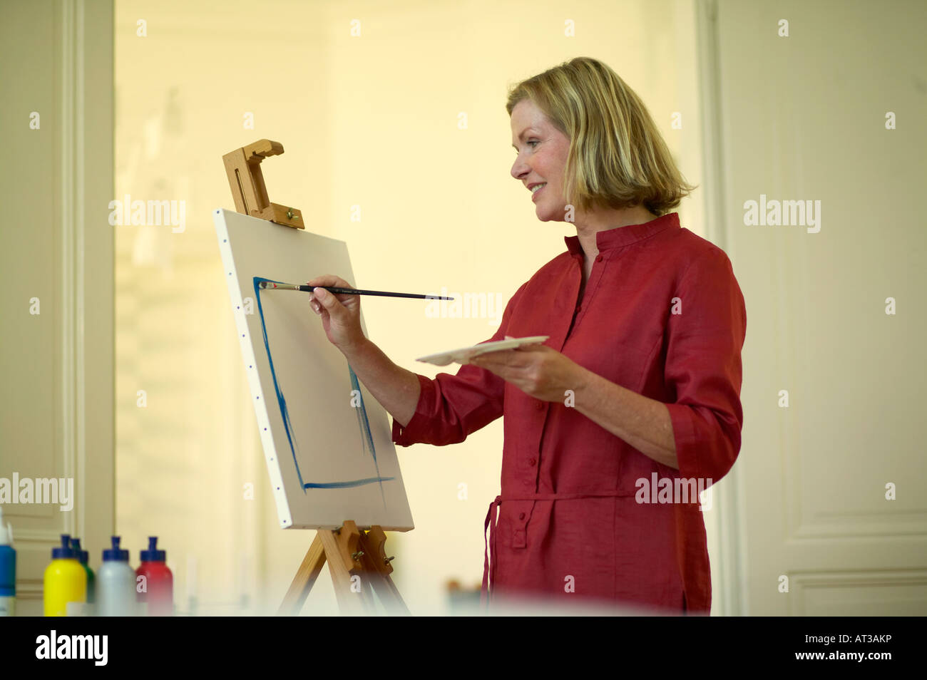 A female artist painting a picture Stock Photo - Alamy