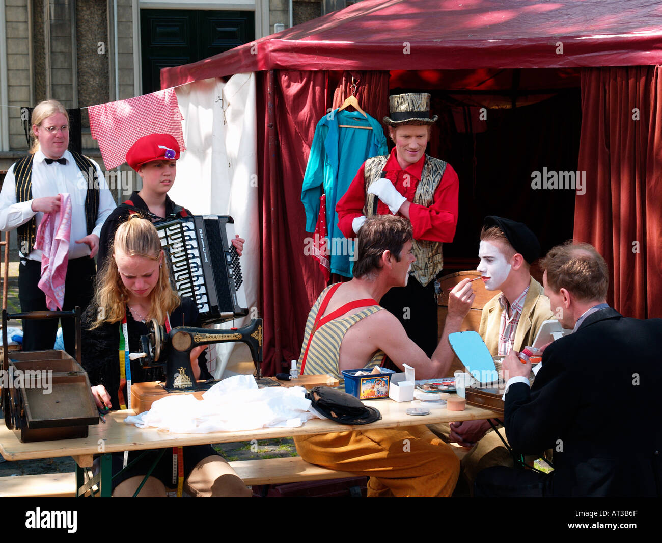 Group of clowns hi-res stock photography and images - Alamy