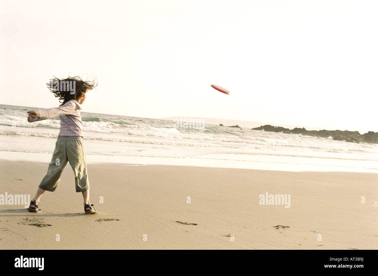 Children throwing frisbee hi-res stock photography and images - Alamy