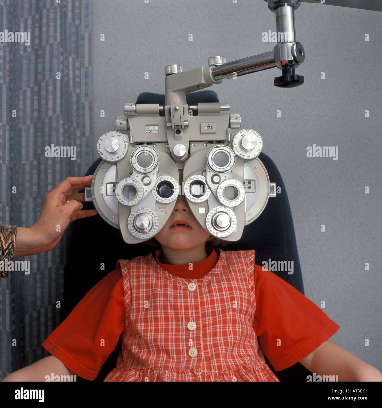 Child eye test hi-res stock photography and images - Alamy