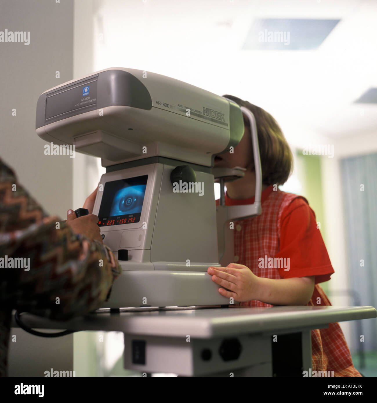 Child at the optician Stock Photo - Alamy