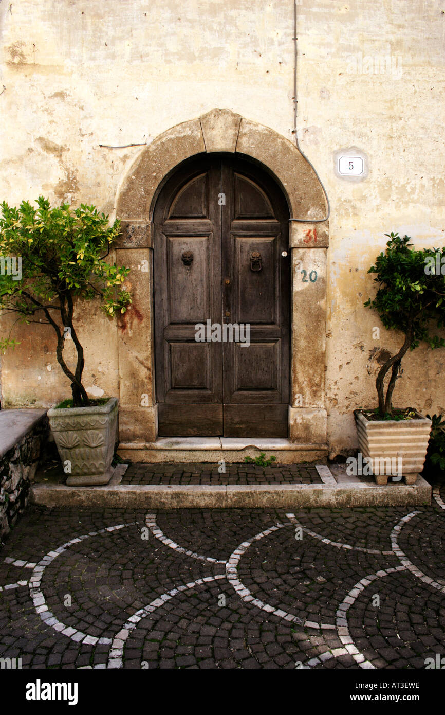 Italian arched doorway hi-res stock photography and images - Alamy