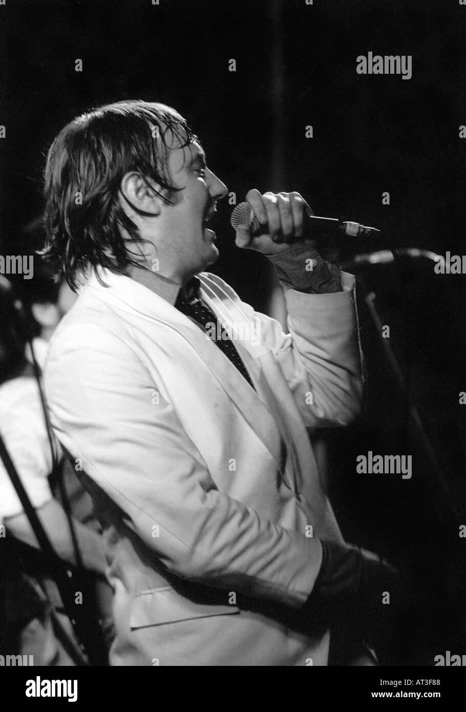 Lee Brilleaux performing on stage with his group Dr Feelgood in 1982 ...