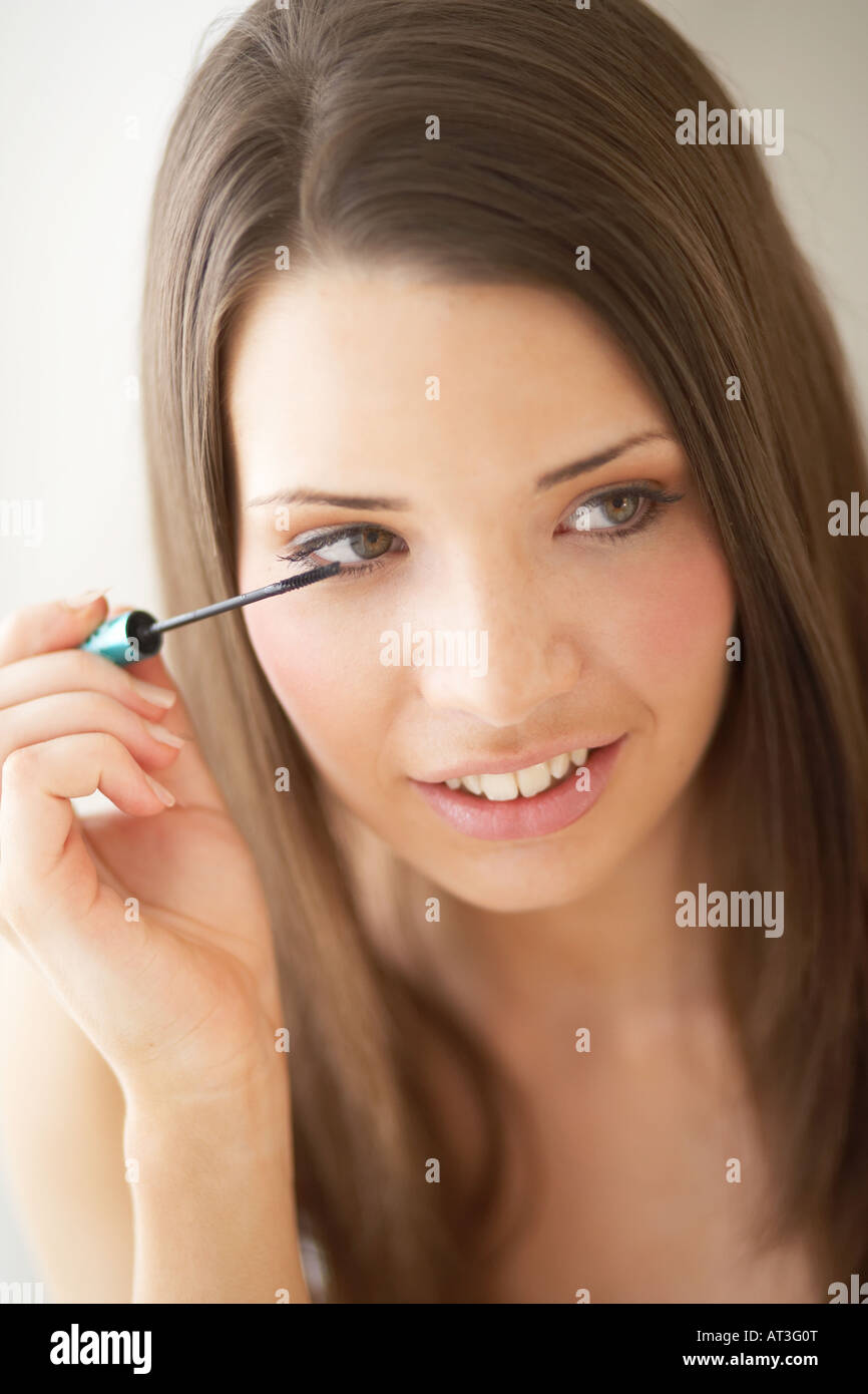 A young woman applying mascara Stock Photo - Alamy