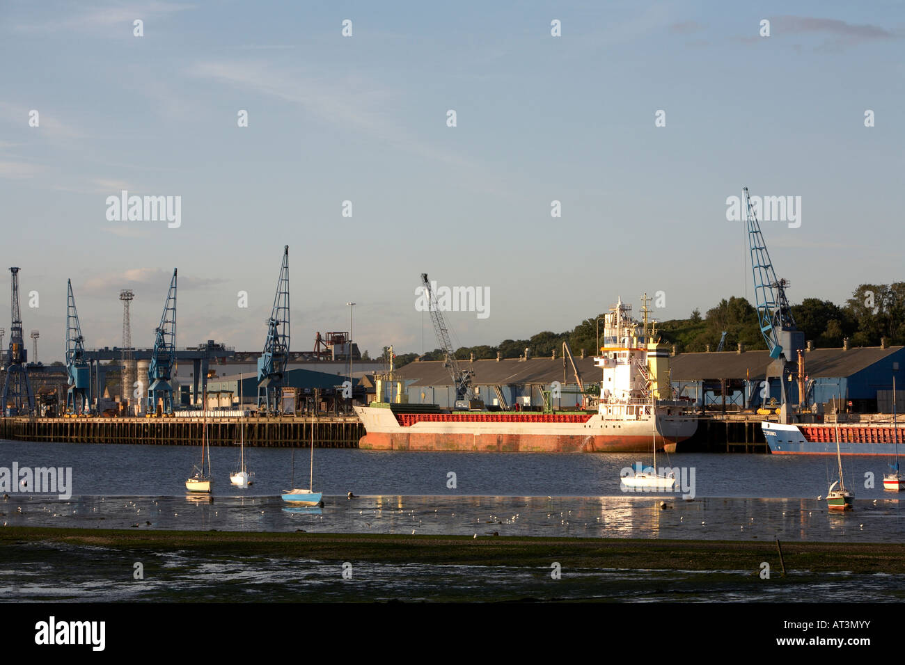IPSWICH DOCKS,THE RIVER ORWELL, SUFFOLK, ENGLAND, UK Stock Photo - Alamy