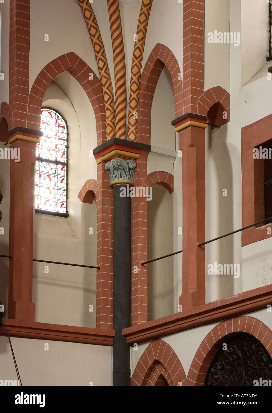 Sinzig, Pfarrkirche St. Peter, Laufgang im nördlichen Seitenschiff ...