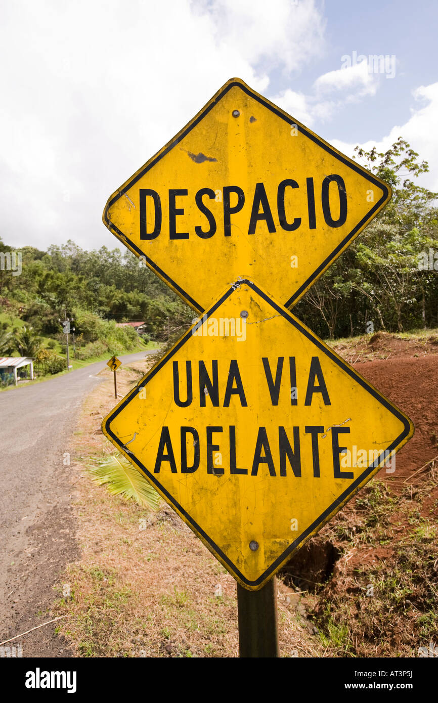 Peligro adelante hi-res stock photography and images - Alamy