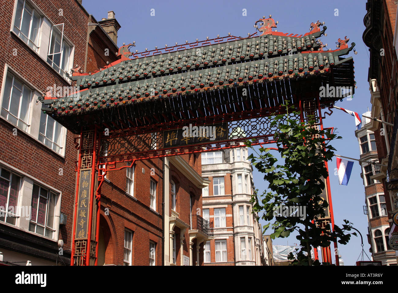UK London Chinatown Macclesfield Street Chinese gateway Stock Photo - Alamy