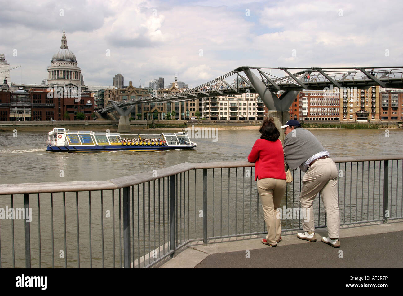 Oscillating bridge hi-res stock photography and images - Alamy