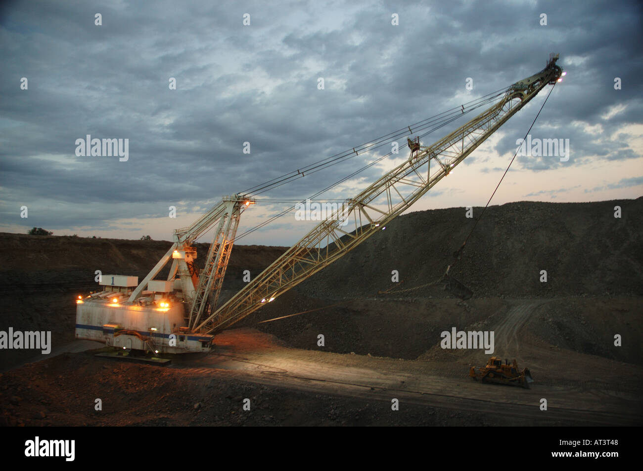 Drag line open cut coal mine Central Queensland coal Basin Australia Stock Photo - Alamy