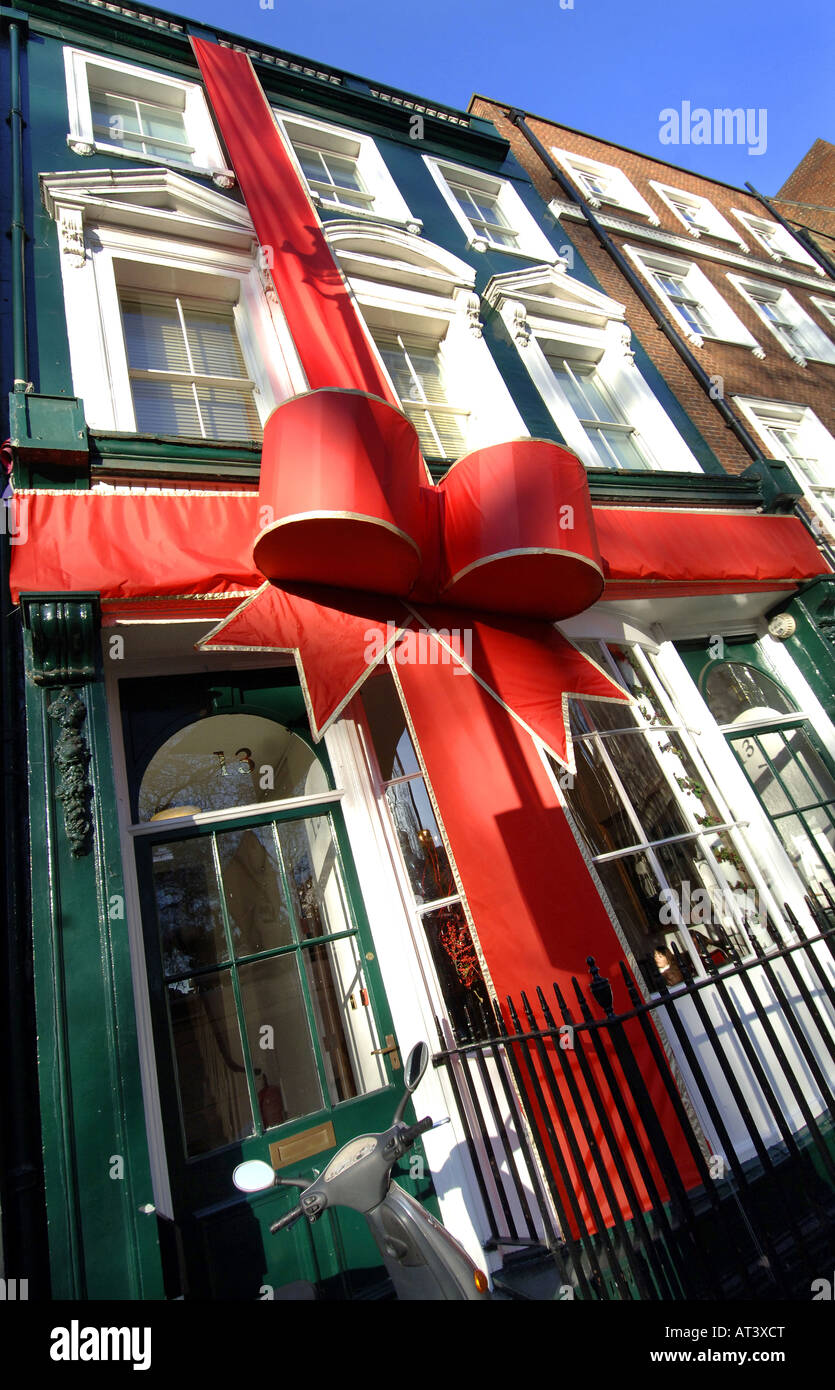 House wrapped in a bow hi-res stock photography and images - Alamy