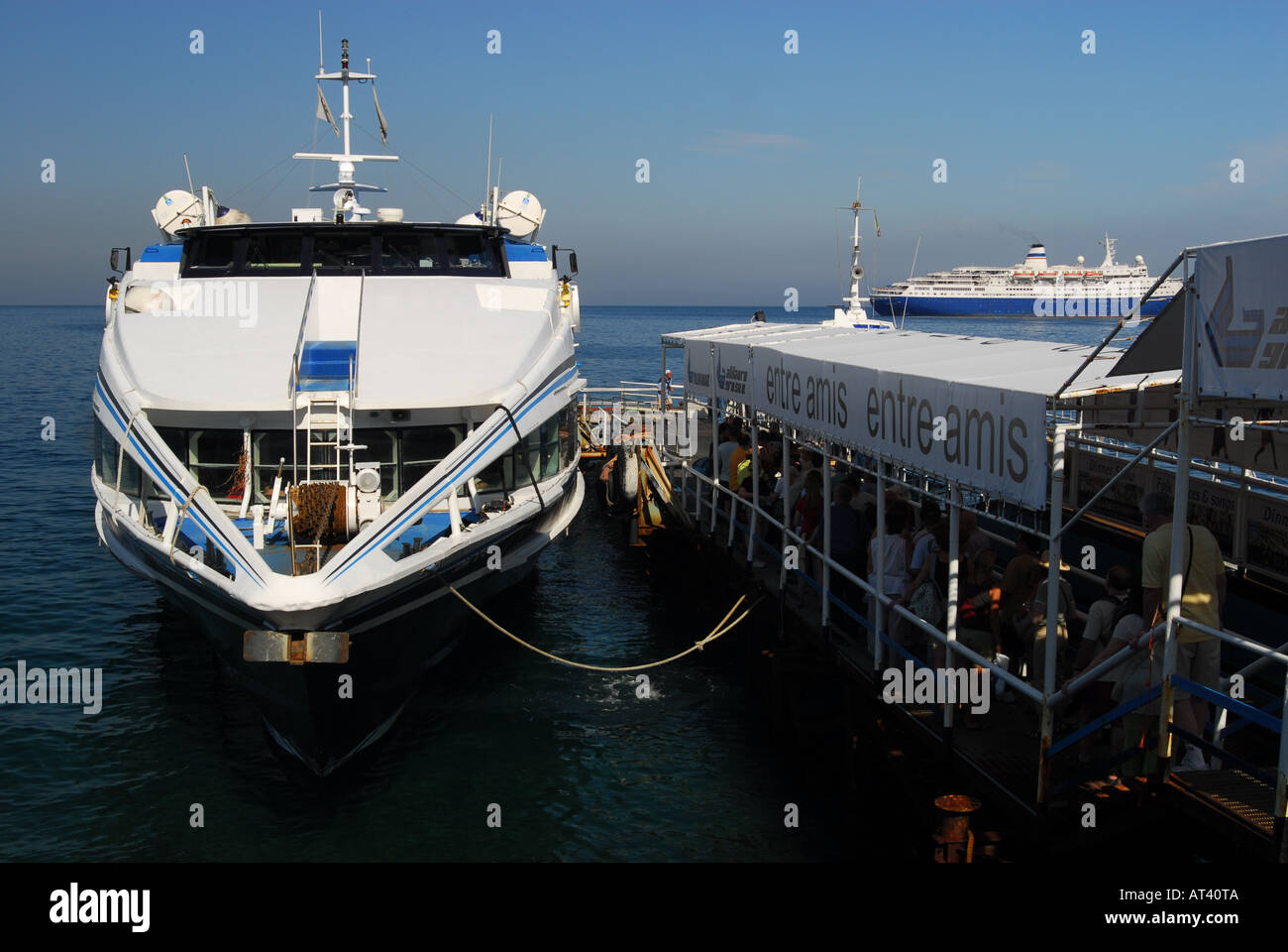 Ferry picking up passengers hi-res stock photography and images - Alamy