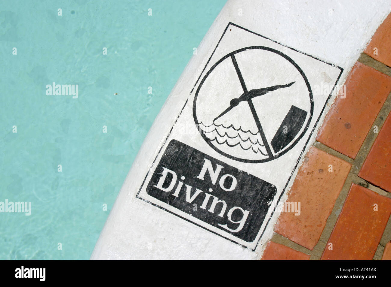no diving sign on edge of swimming pool Stock Photo - Alamy