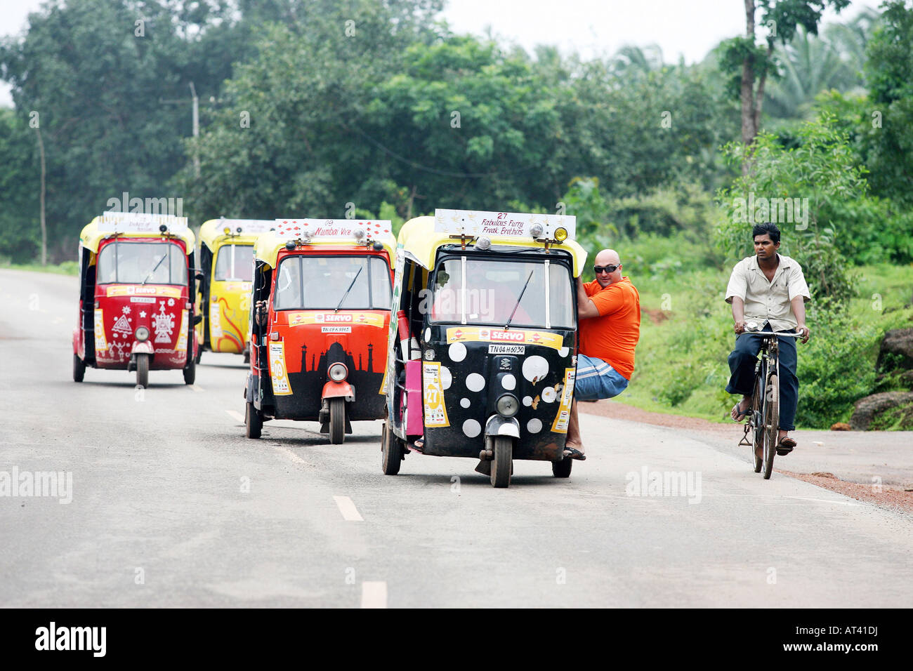 Rickshaw racing in India Stock Photo - Alamy