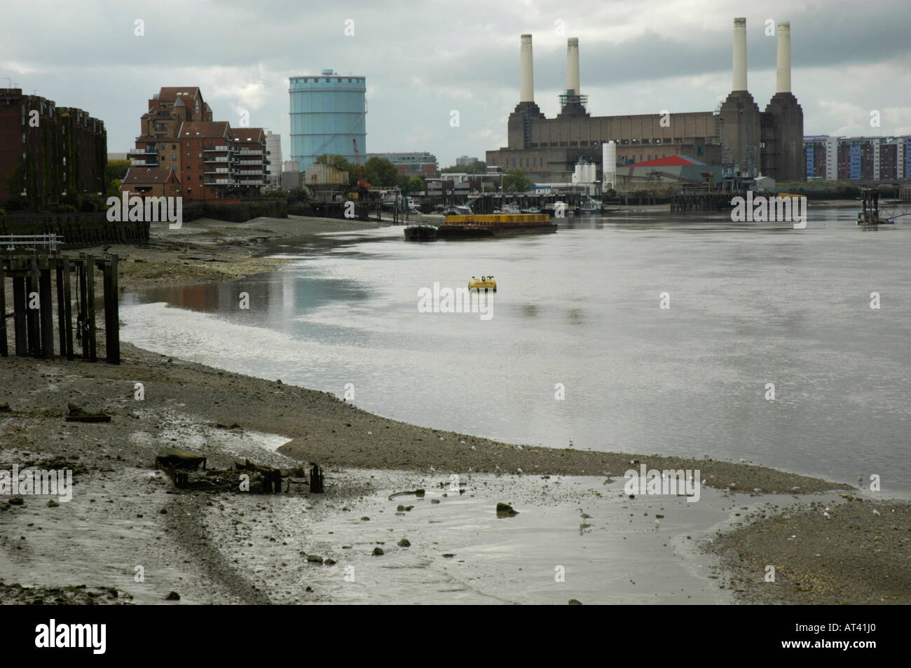 Dirty river thames hi-res stock photography and images - Alamy