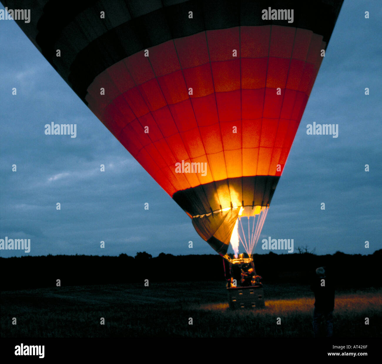 Night balloon flight hi-res stock photography and images - Alamy