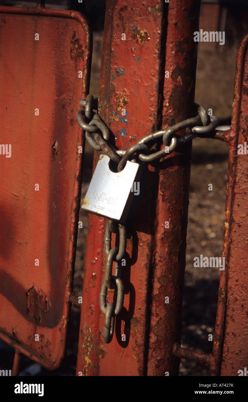 Chain And Padlock Stock Photo - Alamy