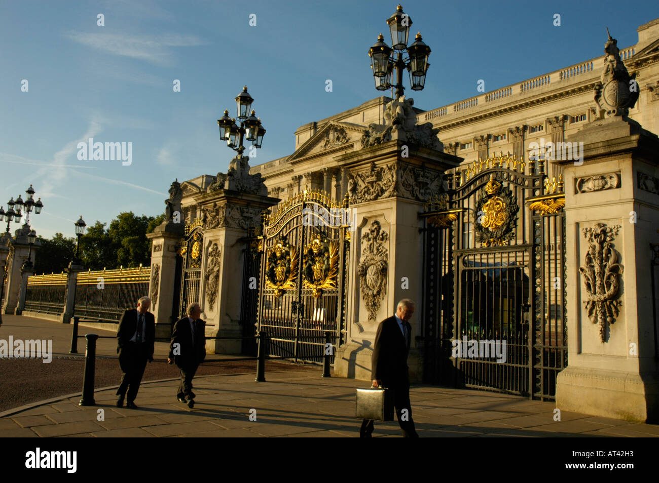 Side front view buckingham palace hi-res stock photography and images ...