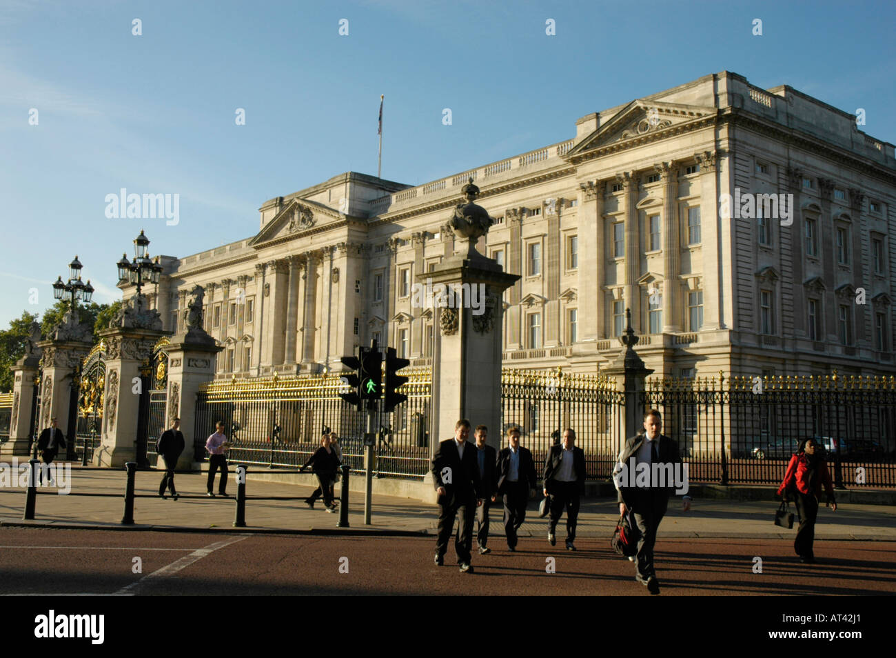 Side front view buckingham palace hi-res stock photography and images ...
