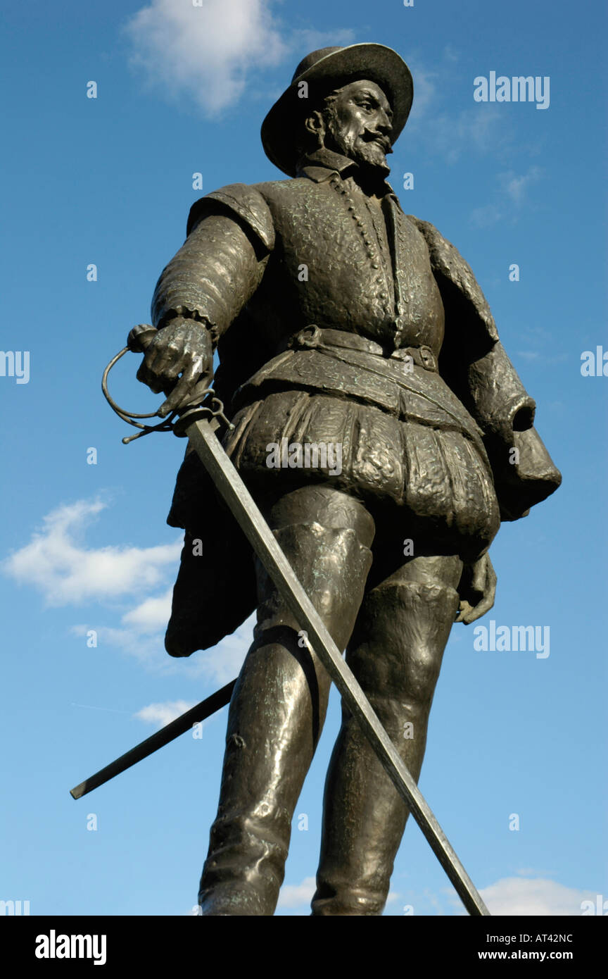 Sir walter raleigh statue london hi-res stock photography and images ...