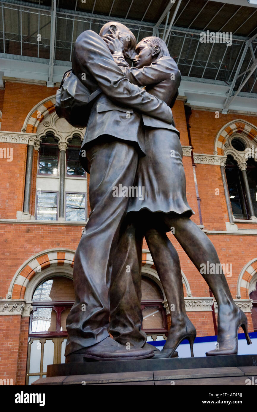 The Meeting Place, bronze sculpture, St Pancras International Station ...