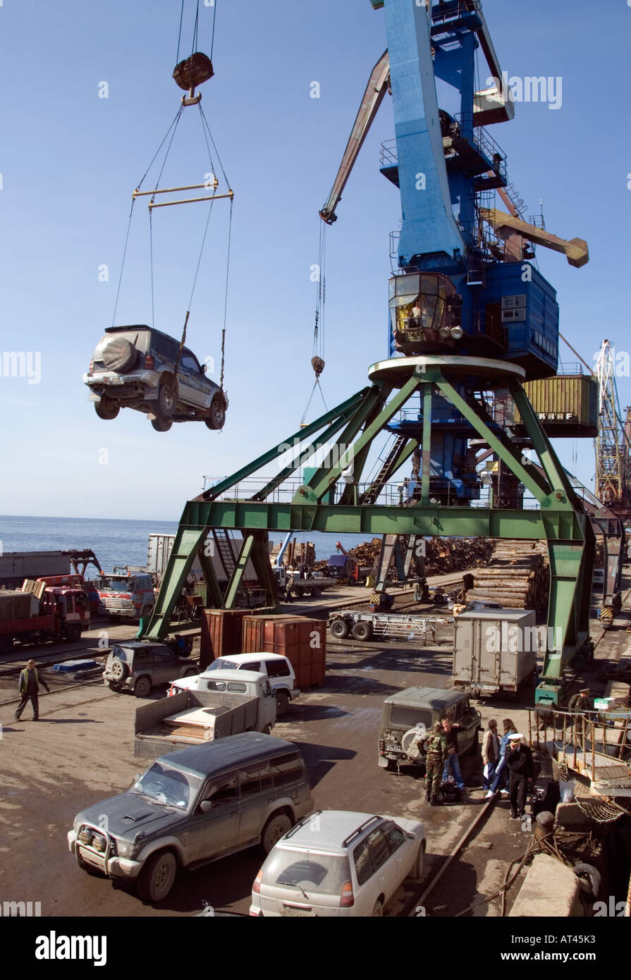 Cars loading onto ship hi-res stock photography and images - Alamy