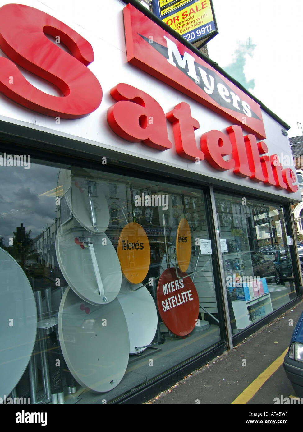 Satelite tv shop hi-res stock photography and images - Alamy