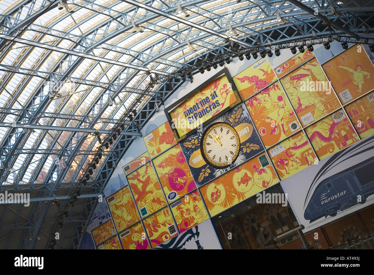 Station clock london hi-res stock photography and images - Alamy