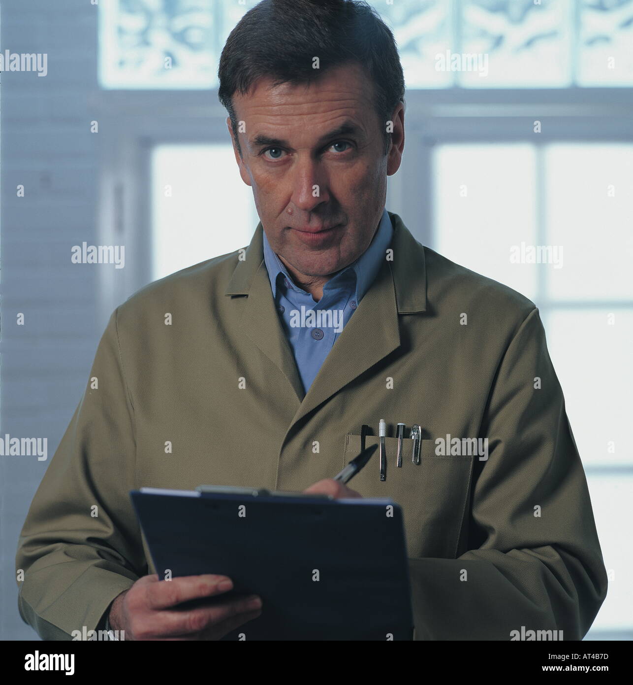 man making notes on a clipboard Stock Photo - Alamy