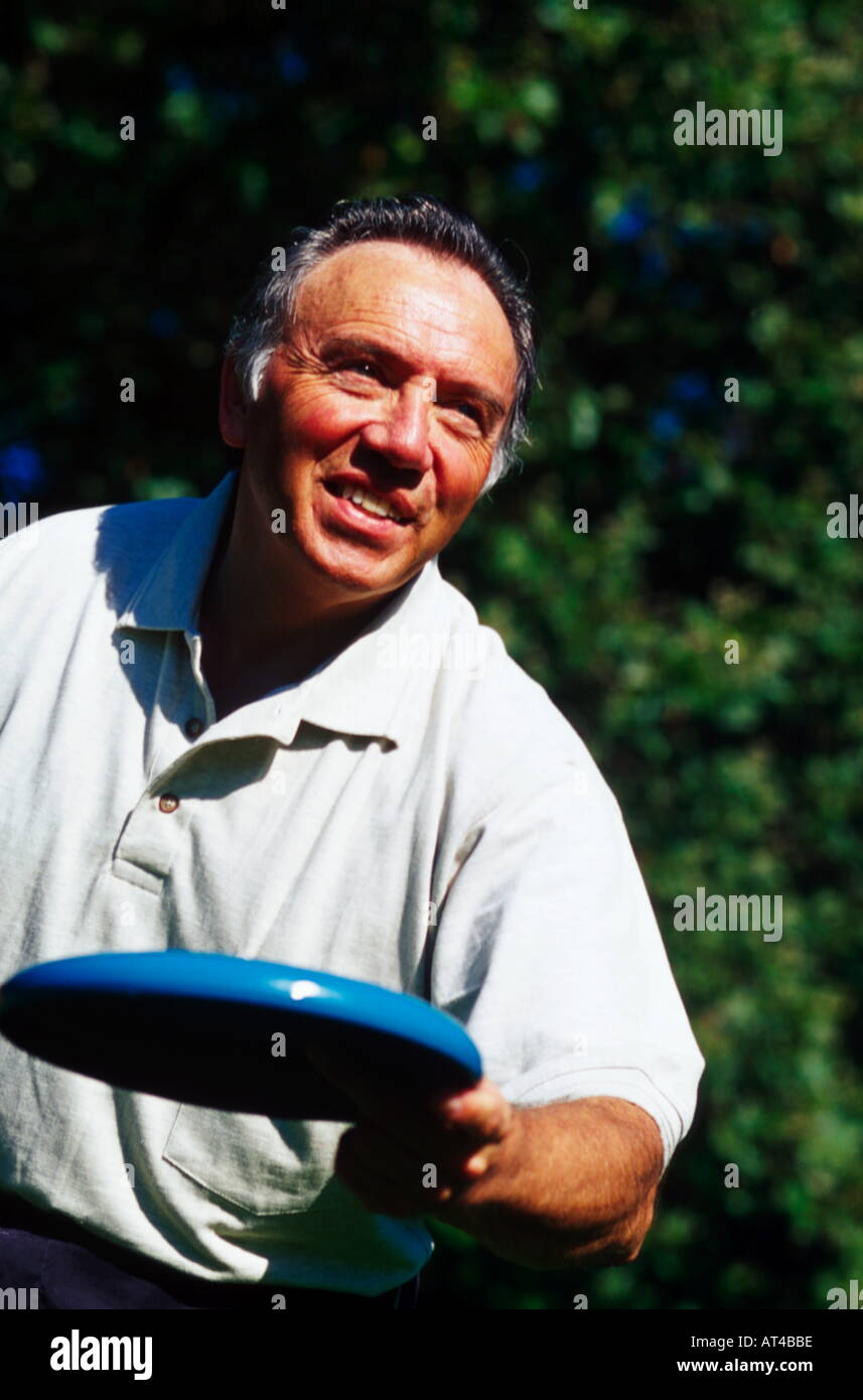 Man throwing frisbee exercise hi-res stock photography and images - Alamy