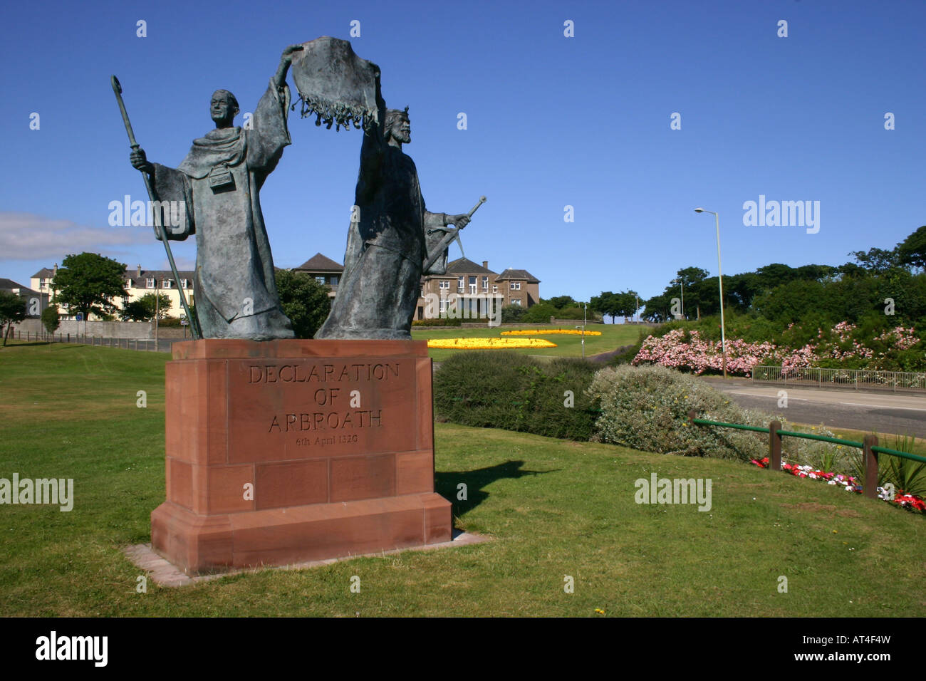 Statue depicting Robert the Bruce and Bernard De Linton with ...