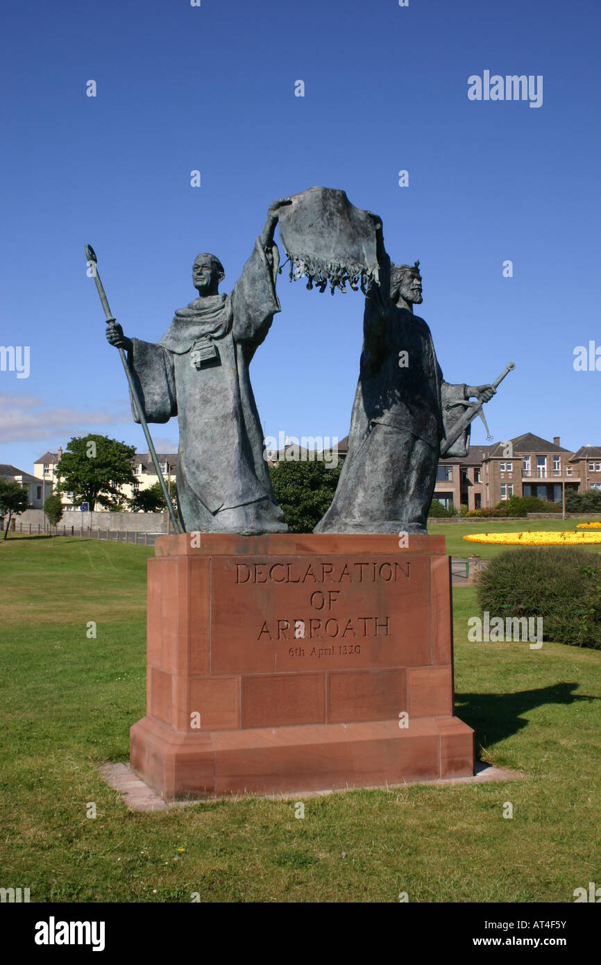 Statue depicting Robert the Bruce and Bernard De Linton with ...