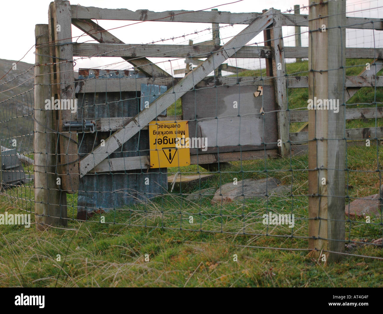 Men working overhead sign hi-res stock photography and images - Alamy