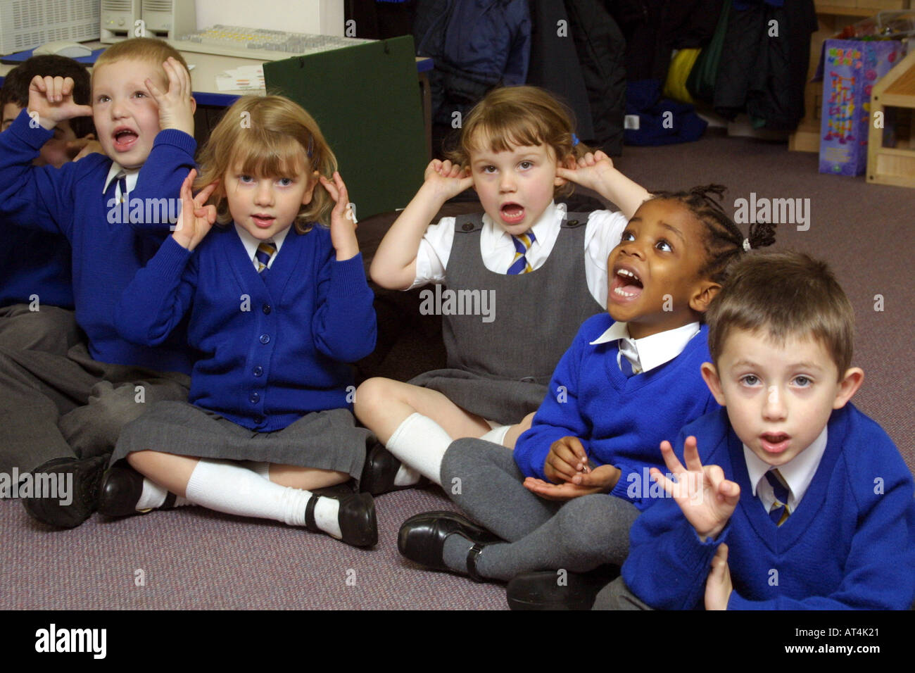 Reception school children singing Stock Photo - Alamy