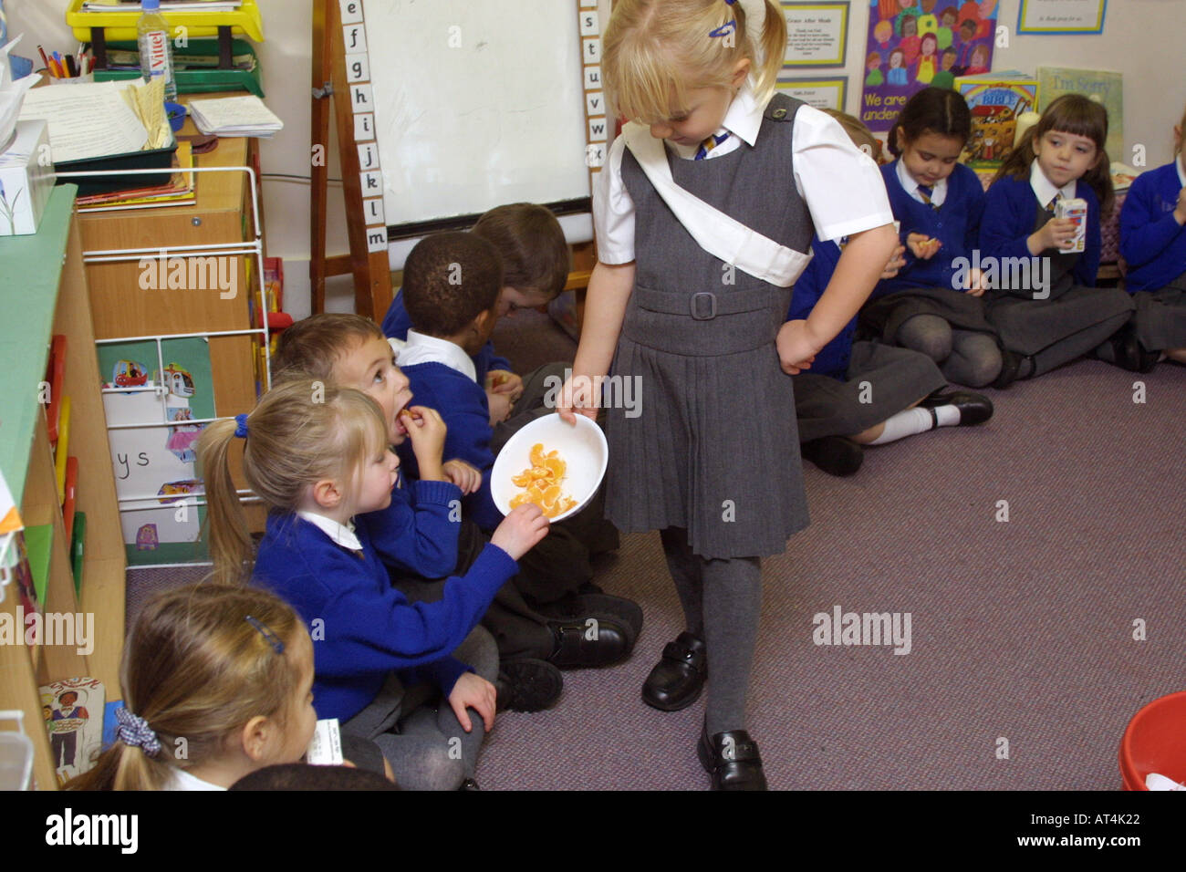 Reception class eating fruit at a break Stock Photo - Alamy