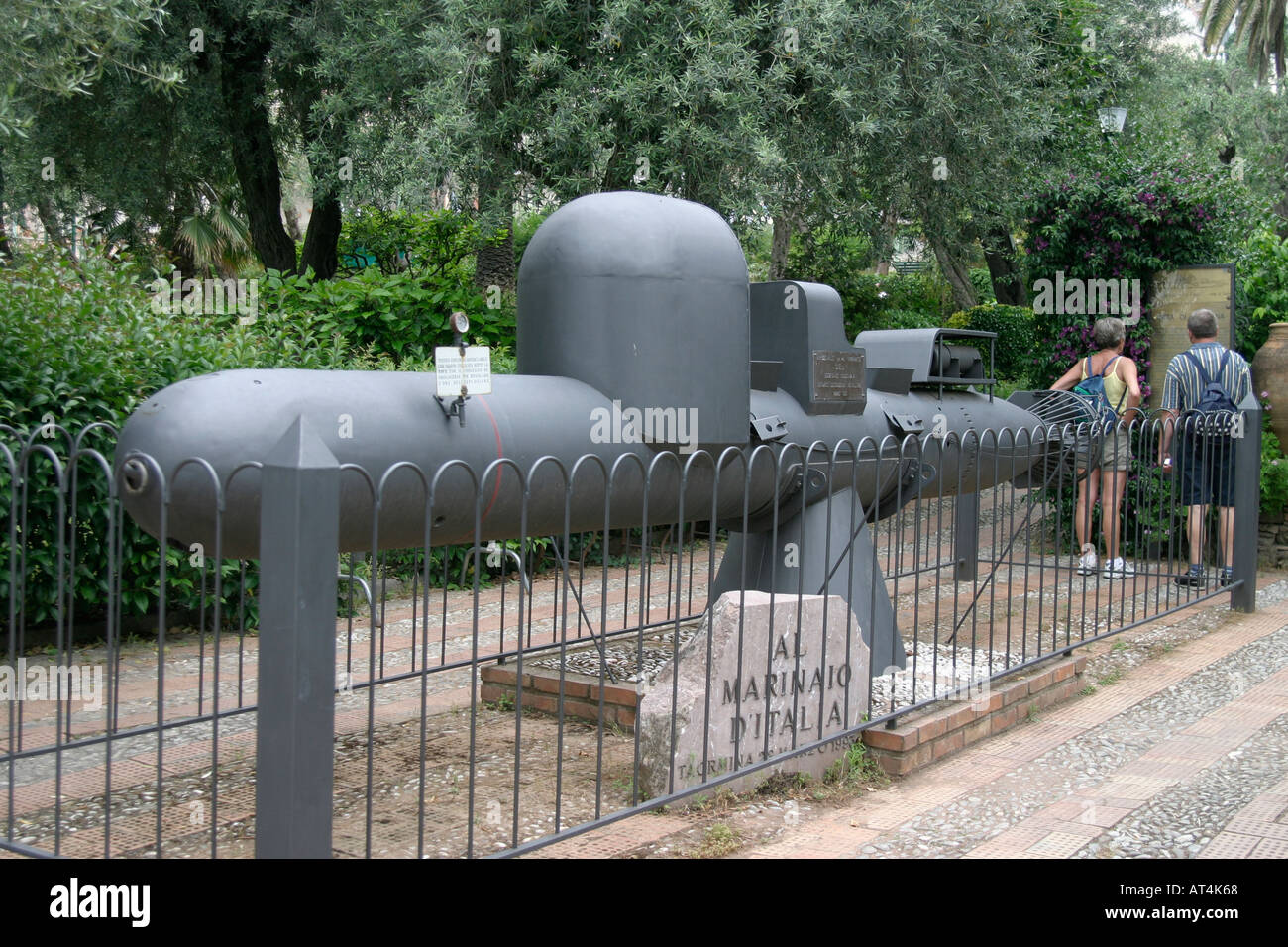 Mini submarine underwater hi-res stock photography and images - Alamy