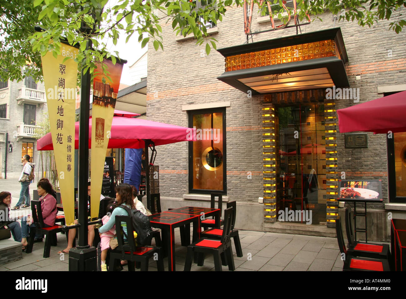 Signs outside chinese restaurant china hi-res stock photography and ...