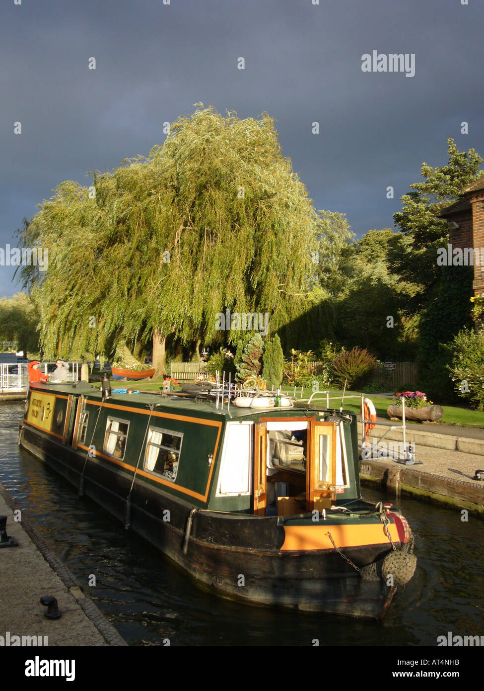 Narrowboat passing through Shiplake lock, Thames, UK Stock Photo - Alamy
