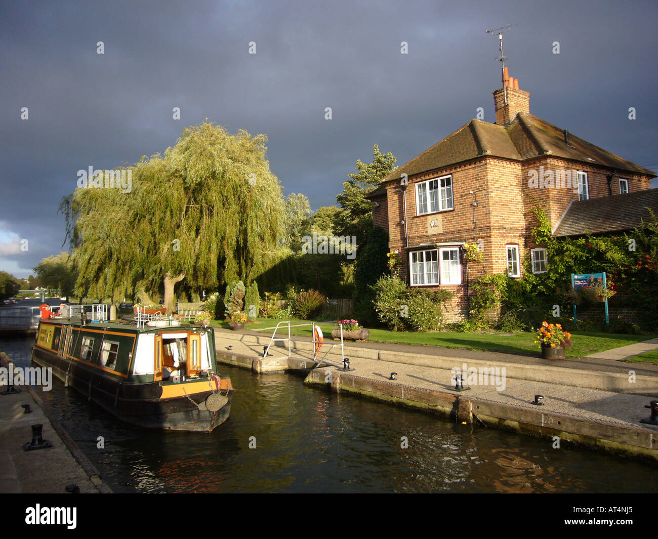 Narrowboat passing through Shiplake lock, Thames, UK Stock Photo - Alamy