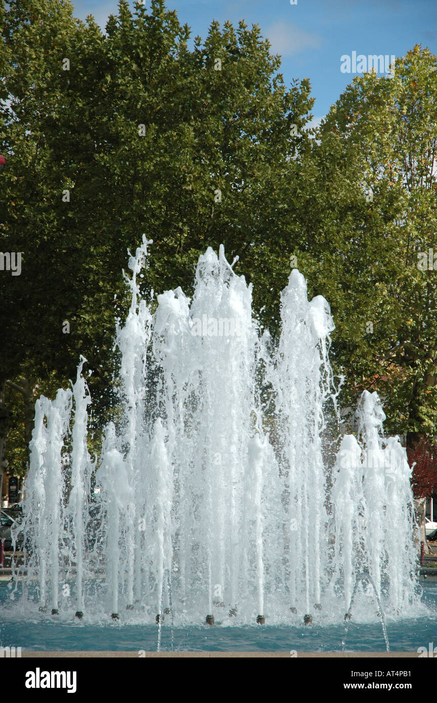 Fountain shooting in summer hi-res stock photography and images - Alamy