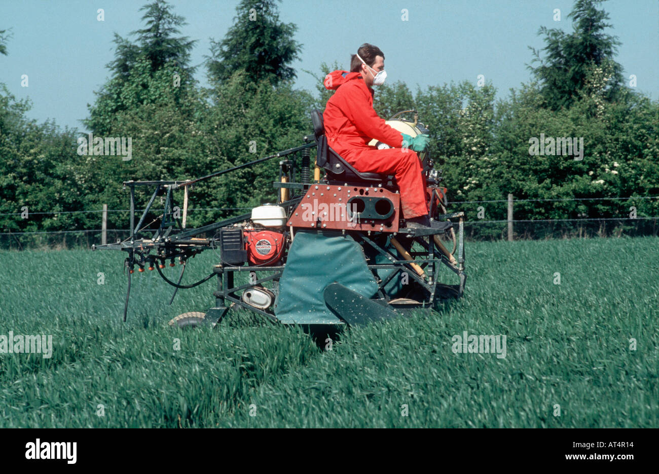 Self propelled plot sprayer spraying experimental wheat trial Stock ... Self propelled plot sprayer spraying experimental wheat trial Stock ...
