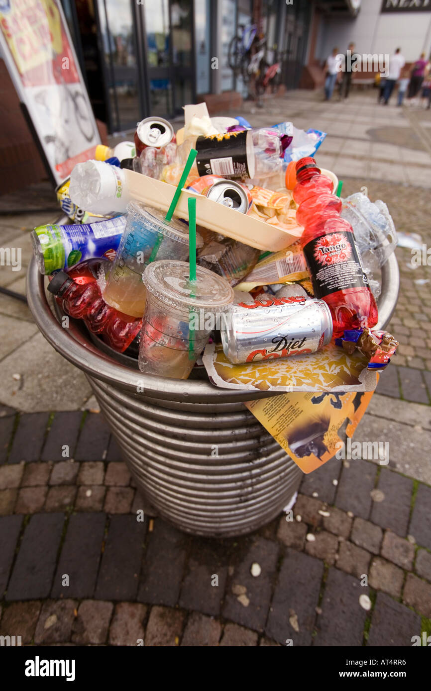 waste overflowing bin full of fast food litter Stock Photo: 9258421 - Alamy waste overflowing bin full of fast food litter Stock Photo: 9258421 - Alamy