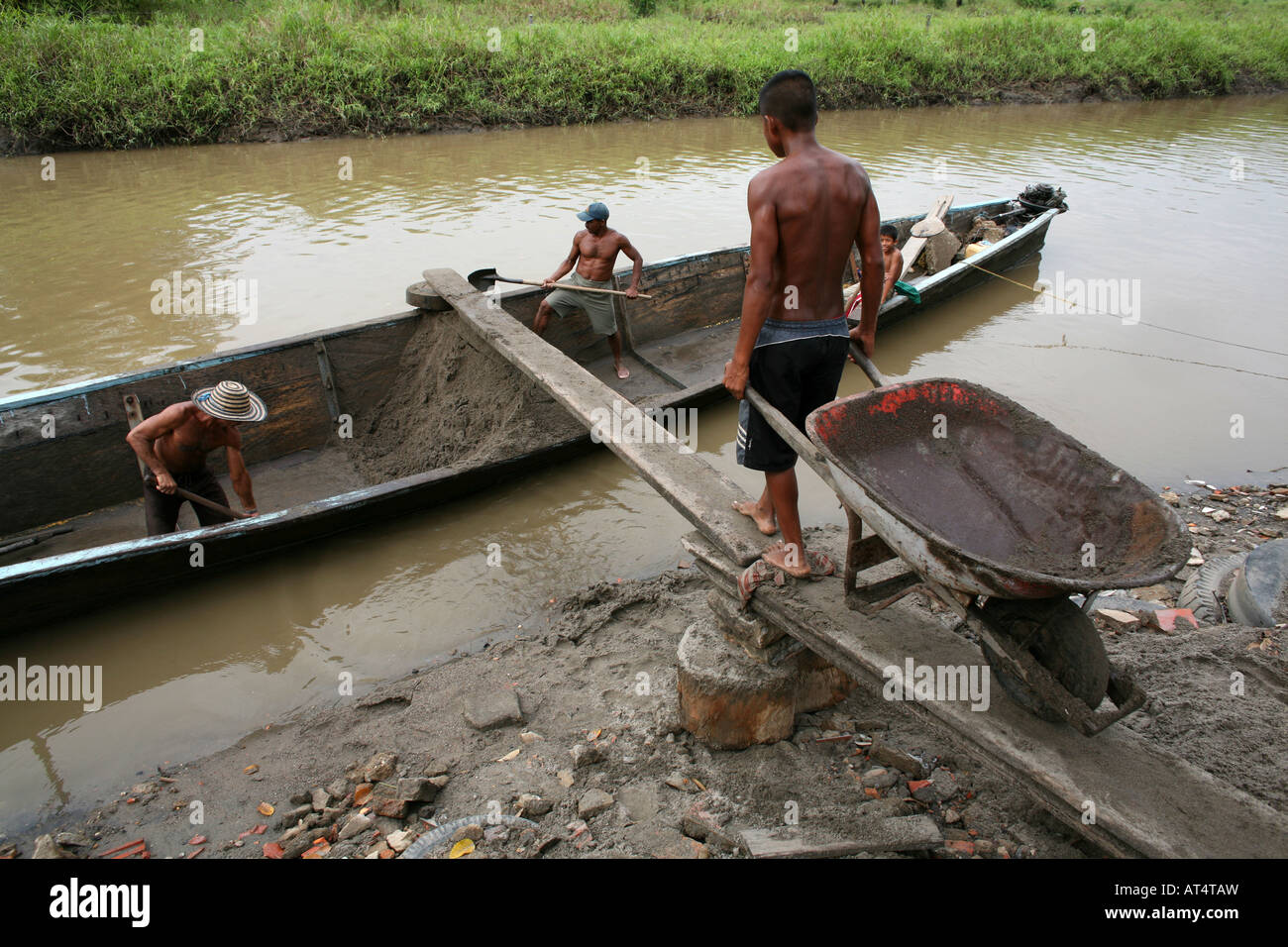 People walking out from boat hi-res stock photography and images - Alamy