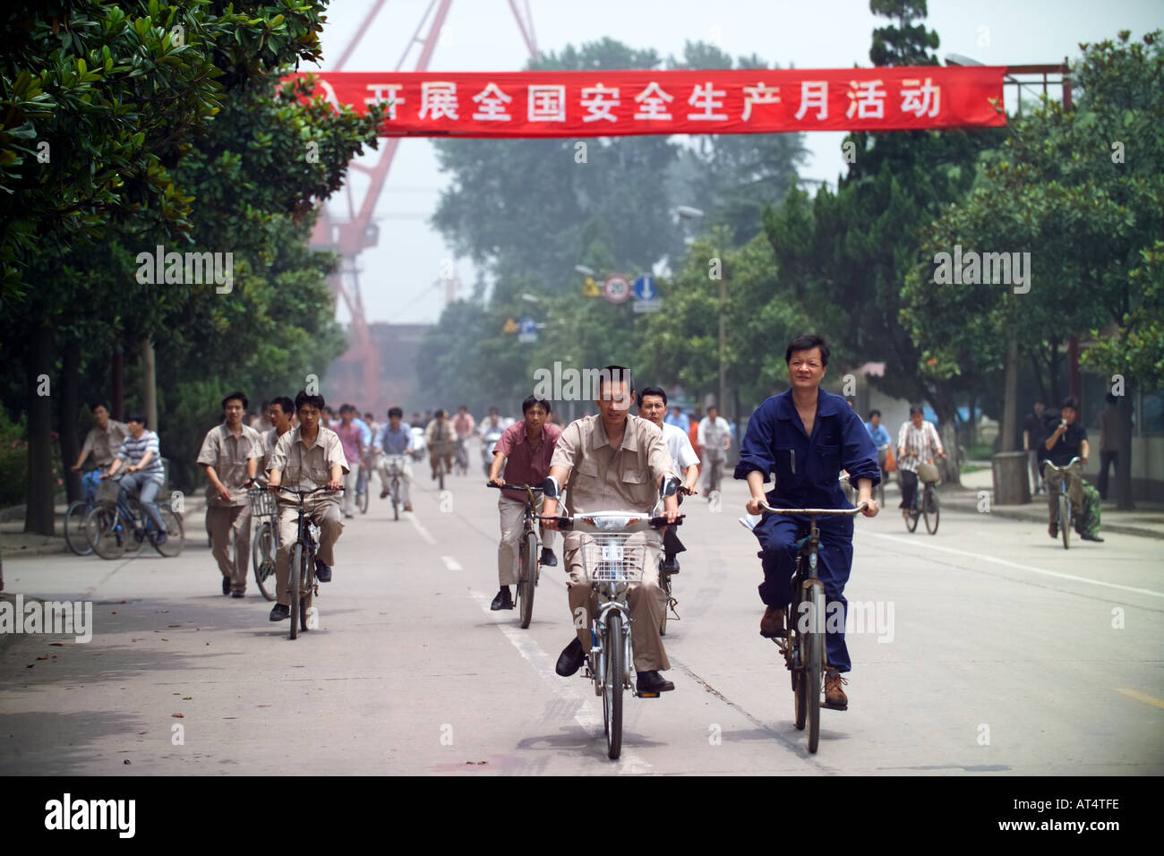 Lunchtime at Chengxi Shipyard, Jiangyin City, China Stock Photo - Alamy