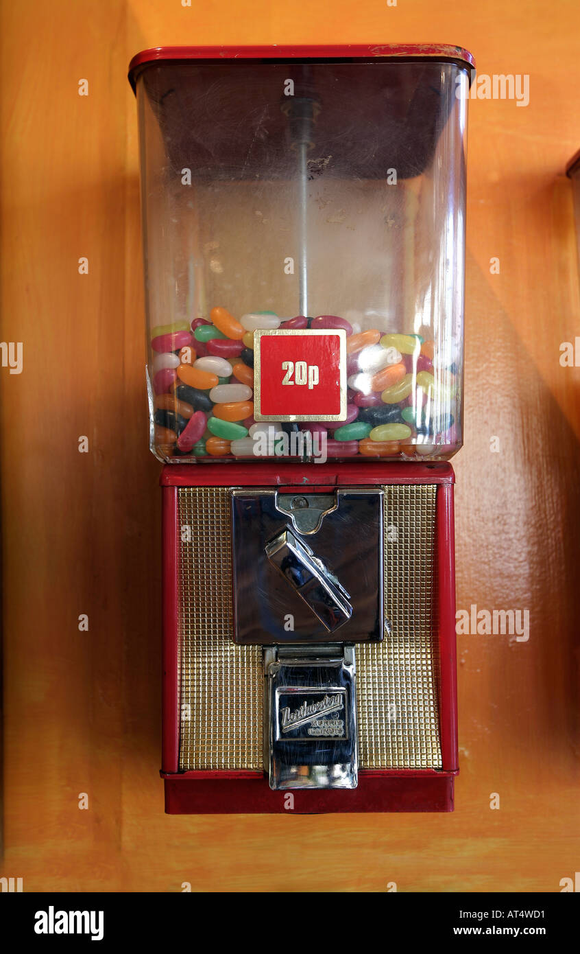 20p twenty pence 20 gumball turn knob machine hi-res stock photography ...