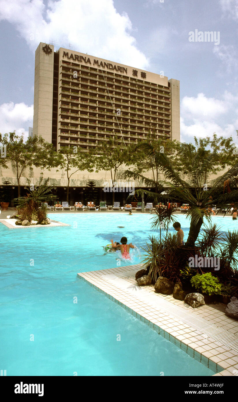Singapore Pan Pacific Hotel swimming pool Stock Photo - Alamy