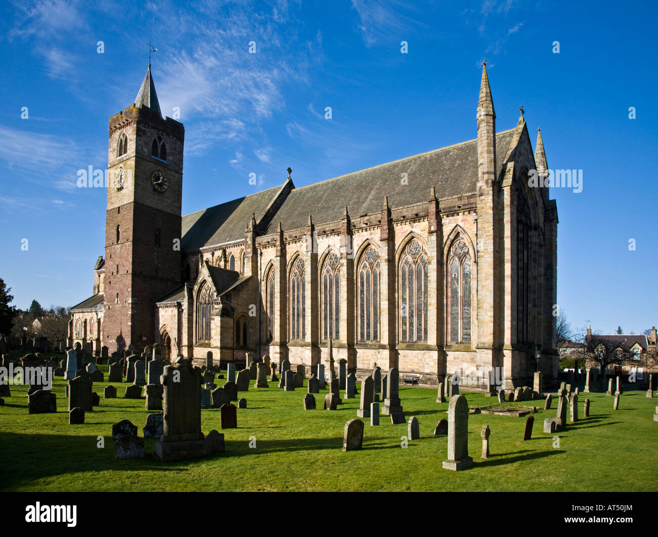 Dunblane cathedral and graveyard hi-res stock photography and images ...